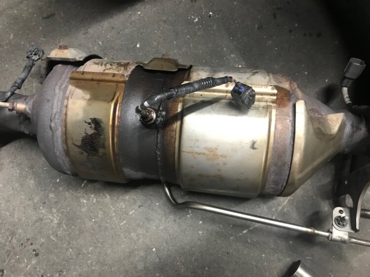 ハイエース修理｜P2033 排気温センサOUT断線（High）にて排気温センサ交換です。 | 福岡のハイエース専門店プレステージ